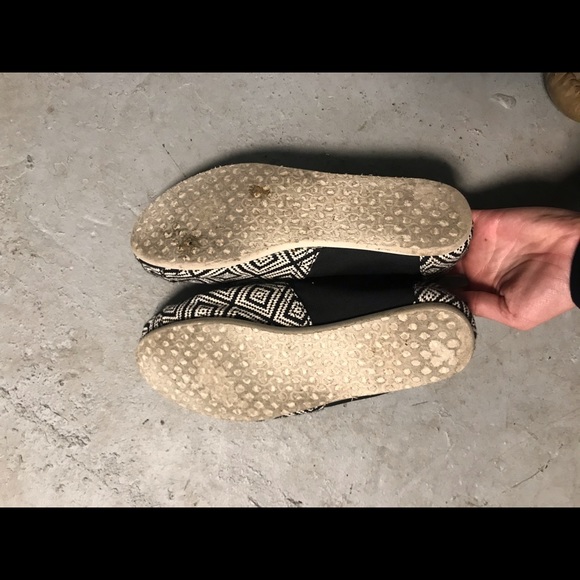 Toms | Shoes | Toms Black And White Pattern Shoe | Poshmark